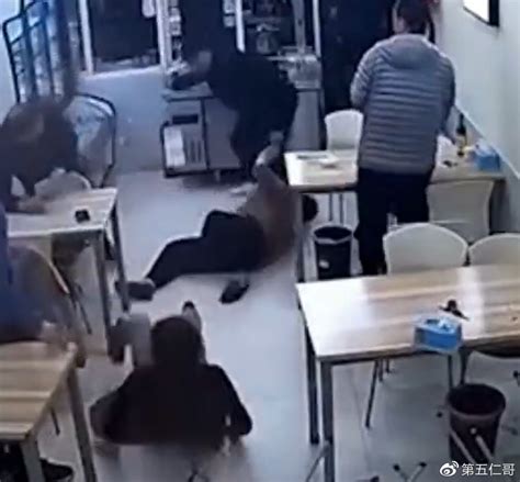 河南小伙饭店拒不扫码，殴打妇女脚踹老人，连拉架顾客都往死里打