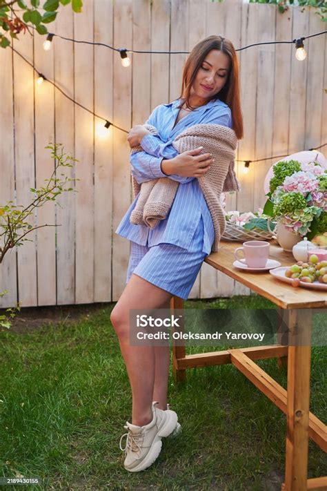 뒤뜰 피크닉 축하 행복한 삶 생일 축하 인사말 카드 커피 또는 차 한 잔을 가진 여자 아름 다운 젊은 여자입니다 여성의 날 여름 정원 30 34세에 대한 스톡 사진 및 기타