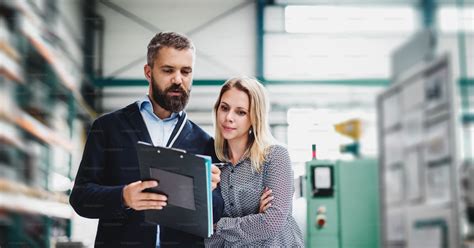 공장에서 노트북을 들고 일하는 진지한 성숙한 산업 남녀 엔지니어의 초상화 사진 Unsplash의 슬로바키아 이미지