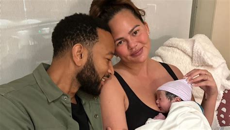 Chrissy Teigen Accueille Un E B B En Secret Hollywoodpq Com