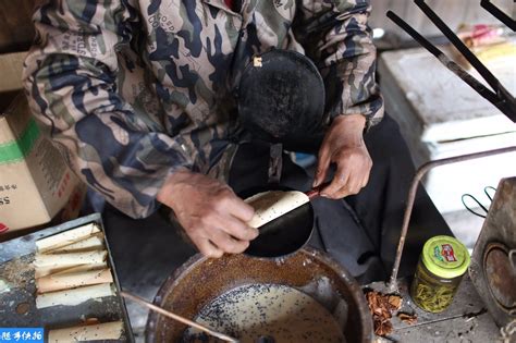农村大叔手工做蛋卷 仅需一招卖火了日赚400