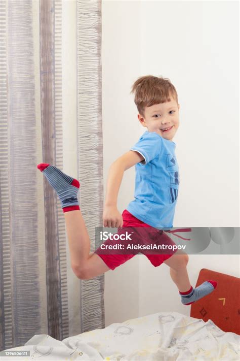 파란색 티셔츠를 입은 어린 소년 아이와 침대에서 높이 점프하는 빨간 반바지 4 5세에 대한 스톡 사진 및 기타 이미지 4 5세 6 7 살 가정 생활 Istock