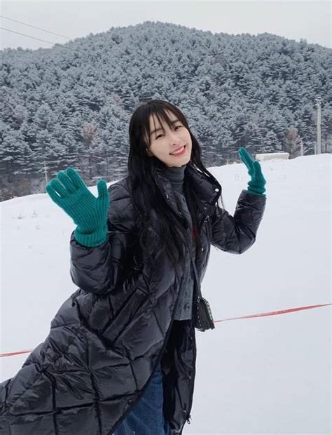 패션엔 정유미 눈 덮인 설원에 푹 순백의 겨울 낭만 블랙 롱패딩룩