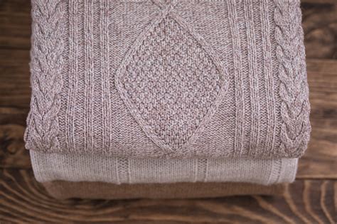 나무 테이블에 세 개의 아늑한 니트 스웨터의 스택 복고풍 스타일 따뜻한 컨셉 0명에 대한 스톡 사진 및 기타 이미지 0명 12월 1월 Istock