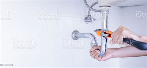 화장실에서 일하는 배관공 배관 수리 서비스 조정 가능한 렌치로 누출 된 싱크대를 수리하고 조립 하고 개념을 설치합니다 가볍게 두드리기에 대한 스톡 사진 및 기타 이미지