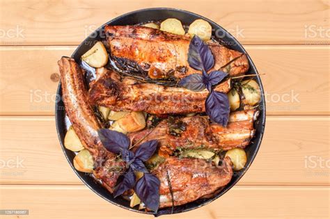 나무 테이블에 감자와 허브를 구운 돼지 갈비의 좋은 요리 목에 대한 스톡 사진 및 기타 이미지 목 양념에 재기 돼지고기 Istock