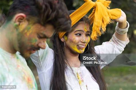 두 어린 소녀 자매 친구 가족 축하 홀리 축제 색깔 공원에서 야외 인기있는 힌두교 축제 Gulal Abeer 컬러 파우더와 함께 인도 전역에서 축하 20 24세에 대한 스톡