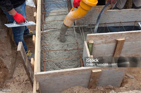 건물의 기초 건설 강화 콘크리트로 액체 거푸집 공사를 붓습니다 집 짓기 공사장 인부에 대한 스톡 사진 및 기타 이미지 공사장
