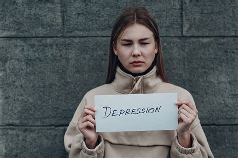 젊은 여성은 단어 우울증과 종이의 손 시트에 보유 20 24세에 대한 스톡 사진 및 기타 이미지 20 24세 개념 거리 Istock