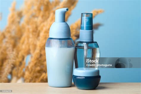 투명 한 파란색 빈 화장품 포장 모형 크림 항아리 비누 펌프 병 및 스프레이 로션의 화장품 세트 뷰티 제품 패키지 디자인 스킨케어 컨셉 0명에 대한 스톡 사진 및 기타