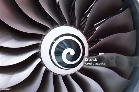 현대 비행기 따뜻한 그늘 빛에 터보 팬 터빈 블레이드 제트 엔진의 닫습니다 강철에 대한 스톡 사진 및 기타 이미지 강철 개인 비행기 건설 기계류 Istock