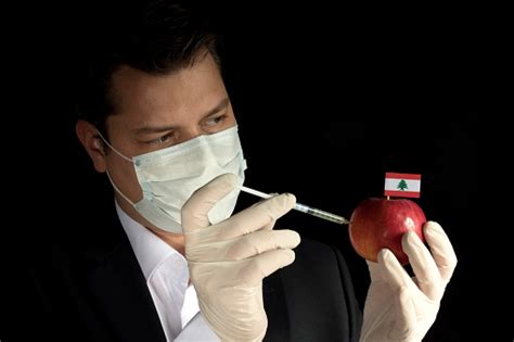 검은 바탕에 레바논 국기와 함께 애플에 화학 물질을 주입 하는 젊은 사업가 개념에 대한 스톡 사진 및 기타 이미지 개념 개념 기호 건강관리와 의술 Istock