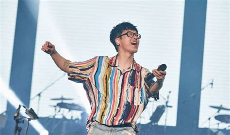하현우 공연 의상 비속어 지적에 사과인지 못해서 죄송 반성하겠다