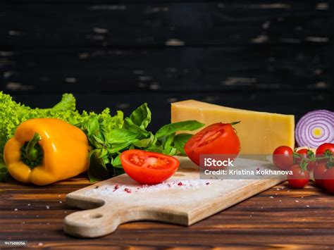 파 르 마 치즈 신선한 체리 토마토 상 추 바다 소금 파프리카 노란색 불가 리아 어 후추 붉은 양파 나무 보드 야채에서 맛 있어 정 빵에 대한 스톡 사진 및 기타 이미지