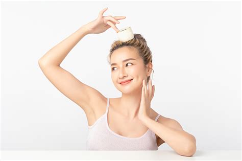 파노라마 행복 하 고 젊은 아시아 여자는 화장품 크림 빈 병 패션 모델 건강 웰빙 아름 다운 소녀 피부 관리 및 얼굴 치료를 들고 있습니다 흰색 배경에 격리 건강관리와