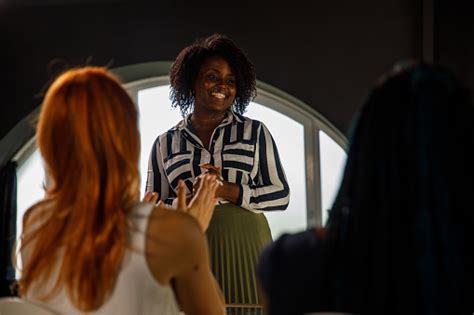 성공적인 프리젠 테이션 후 박수를 받는 매력적인 사업가 20 24세에 대한 스톡 사진 및 기타 이미지 20 24세 25 29세 경영자 Istock