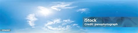 3d 그래픽 게임 및 항공 드론 360도 파노라마에서 하늘 돔으로 사용할 수있는 완전한 천정과 구형 등색 형식의 밝은 구름과 푸른 하늘 0명에 대한 스톡 사진 및 기타