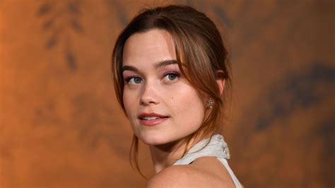 The White Lotuss Sarah Catherine Hook Knows Who You Think She Looks