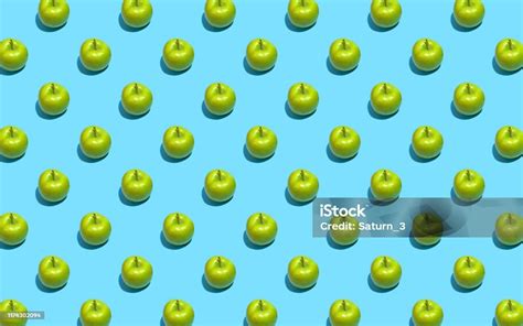 파란색 배경에 신선한 녹색 사과의 과일 패턴입니다 맨 위 보기 여름 컨셉입니다 콜라주 사과에 대한 스톡 사진 및 기타 이미지 사과 패턴 녹색 Istock