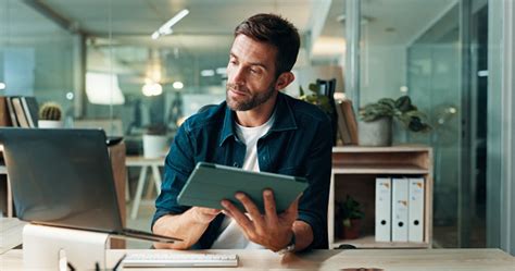 태블릿 독서 및 노트북은 계획 Ui 디자이너 및 앱 검토를 위해 사무실에서 사업가와 함께 합니다 개발자 솔루션 고객 피드백 및 프로젝트 아이디어 및 시작을 위한 대리인과