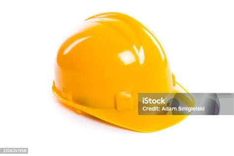 깨끗한 흰색 배경에 놓인 밝은 노란색 건설 헬멧은 건축 산업의 안전과 전문성을 상징하며 작업 현장 작업자에게 필수적인 액세서리입니다 0명에 대한 스톡 사진 및 기타 이미지