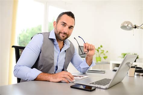 노트북 컴퓨터와 사무실 책상에서 비즈니스 남자 나이 중반 잘생긴 트렌디한 캐주얼의 초상화 30 39세에 대한 스톡 사진 및 기타 이미지 30 39세 40 49세