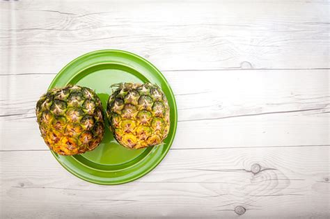 나무 테이블 위 초록색 접시 위에 놓인 신선한 과일 파인애플 유토이미지 상세페이지 베이직샵 사진 20097579