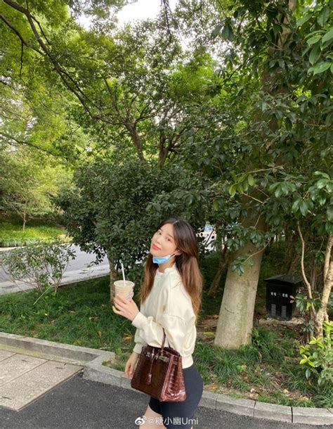 糖小幽晒与Doinb游玩照怀孕四个月后肚子真的一天比一天大 直播吧