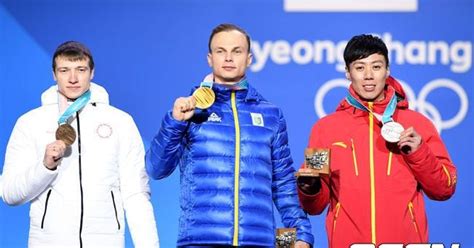 사진 메달 포즈 취하는 남자 프리스타일 스키 에어리얼