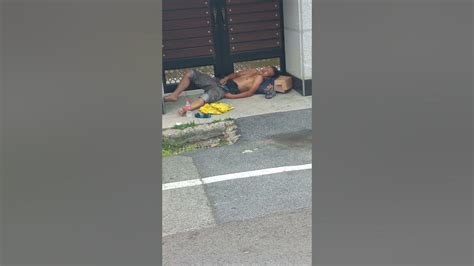 작년 여름에 술에 취해서 대문 앞에서 자고 있는 노숙자 Youtube