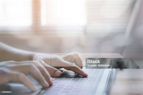 인터넷 데이터를 검색하는 컴퓨터 노트북으로 작업하는 남자 가상현실에 대한 스톡 사진 및 기타 이미지 가상현실 개선 객실