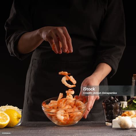 요리사 해산물 동양 또는 아시아 요리로 요리 새우는 야채와 함께 요리 맛있고 건강한 음식 미식 요리 레시피 책 검은 색 배경