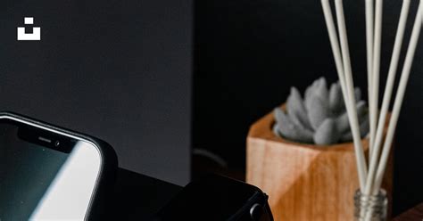 검은 나무 테이블에 검은 색과 은색 시계 사진 Unsplash의 무료 스트랩 이미지