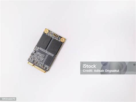 Ssd는 Pc 및 랩톱 컴퓨터에 연결하는 장치로 Ssd로 사용되는 Msata 슬롯을 사용합니다 이전 Hdd보다 속도가 빨라져 더 잘 작동합니다 0명에 대한 스톡 사진 및