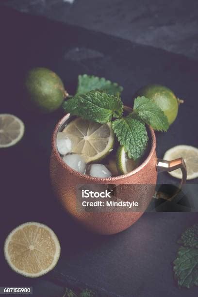 소박한 배경에 구리 머그잔에 차가운 모스크바 뮬 칵테일 0명에 대한 스톡 사진 및 기타 이미지 0명 Moscow Mule