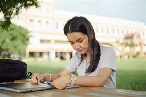 El Estudiante Universitario De Sexo Femenino Joven Escribe Una Nota Y Una Asignaci N Con Un