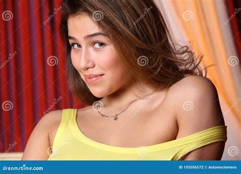 Retrato De Uma Menina Sexy Encantador Em Um Vestido Amarelo Foto De Stock Imagem De Olhares