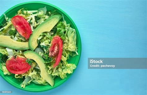 건강 한 유기농 식품입니다 야채 오이 아보카도 양배추 토마토 딜 파 슬 리 다진 파란색 배경 평면도에 접시에 0명에 대한 스톡 사진 및 기타 이미지 Istock
