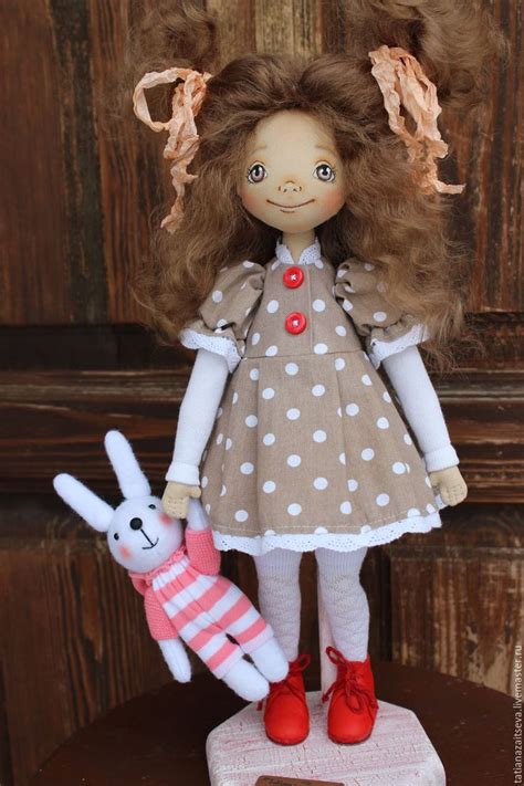 Купить или заказать Интерьерная текстильная кукла София с любимым зайкой в интернет магазине на