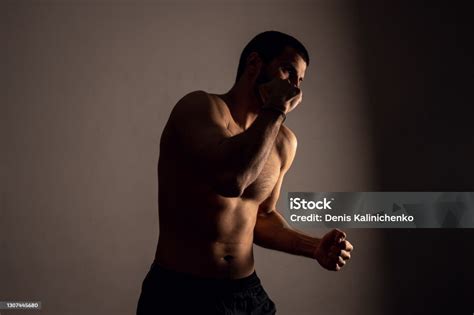 연기와 검은 배경에 싸우는 스포츠맨 복서 권투 스포츠 개념 그림자 싸움 건강한 생활방식에 대한 스톡 사진 및 기타 이미지