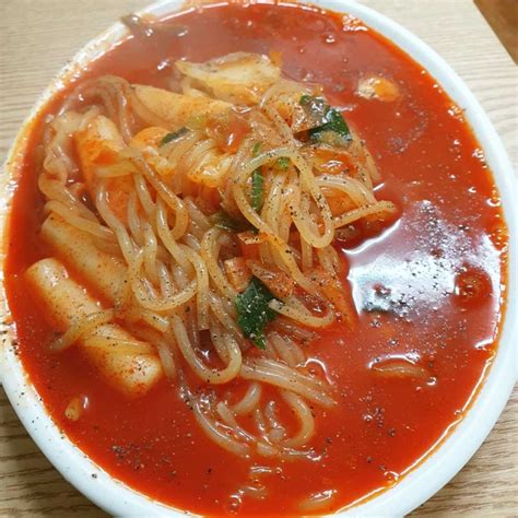 매콤달콤한 소스와 쫄깃한 떡이 어우러진 떡볶이 맛집 5곳