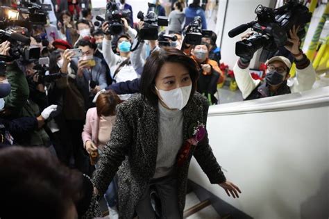 王鴻薇宣誓北市議員就職 被媒體追問是否會落跑圖 中央通訊社 Line Today