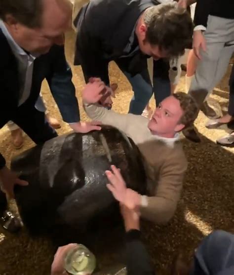 Un Hombre Se Mete Dentro De Una Maceta Gigante Durante Una Fiesta Y Se