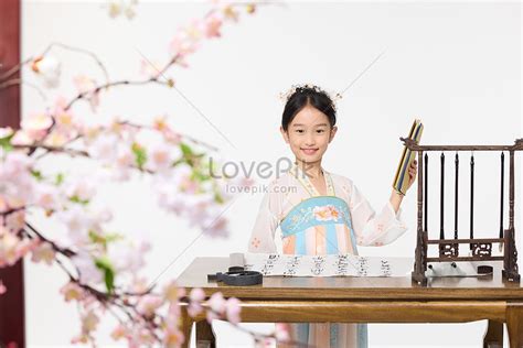 한푸를 입은 어린 소녀의 이미지 사진 무료 다운로드 Lovepik