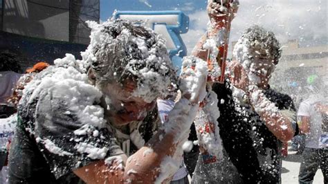 Salud Uso De Spray O Espuma En Carnavales Puede Traer Consecuencias Negativas En Ojos Rostro Y