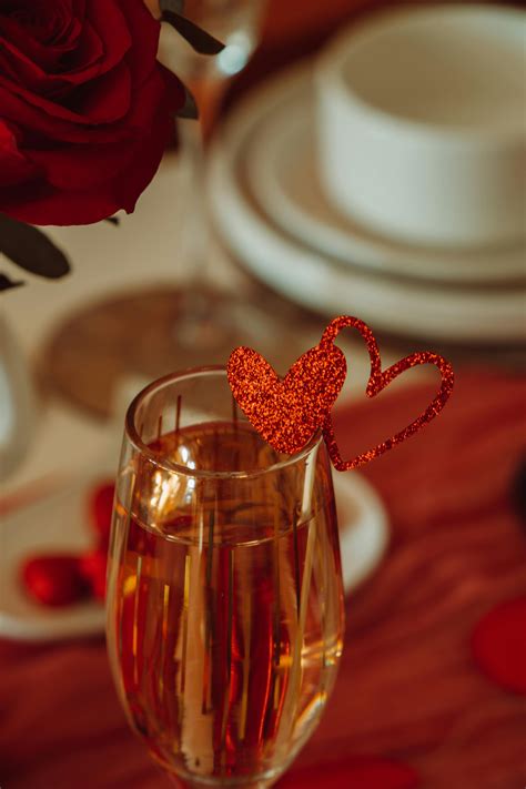 건배 공유하는 과일 낭만적 인 저녁 식사 데이트 데이트 밤 두 사람 따뜻한 음색 럭셔리 다이닝 레드 와인 모임 미식가 분위기 불타는 촛불 사교 행사