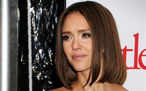 Які підходять зачіски для овального обличчя