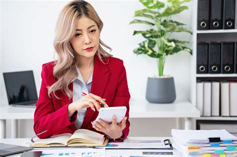 계획 감사 사업 계획 금융 젊은 아시아 사업가 컴퓨터 작업 투자 문서 확인 및 수익 증대를 위한 마케팅 계획 비즈니스 개념 개발에 대한 스톡 사진 및 기타 이미지 Istock