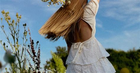 걱정 없는 금발 기쁨 꽃 꽃다발 꽃무늬 꽃이 피는 낭만적인 녹지 농촌의 다시 드레스를 엽니 다 댄스 뒷모습 들판 목가적인 봄 선명한 아름다움