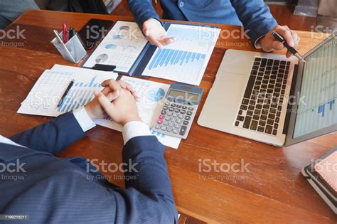 비즈니스 컨설팅 사업가 회의 브레인 스토밍 보고서 프로젝트 분석 경영자에 대한 스톡 사진 및 기타 이미지 경영자 계획 금융 Istock